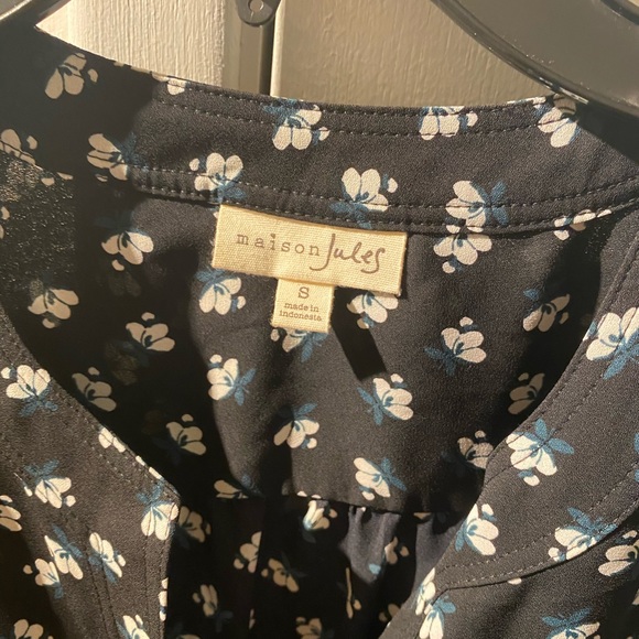 Maison Jules | Tops | 325 Maison Jules Black Floral Blouse Size Small ...